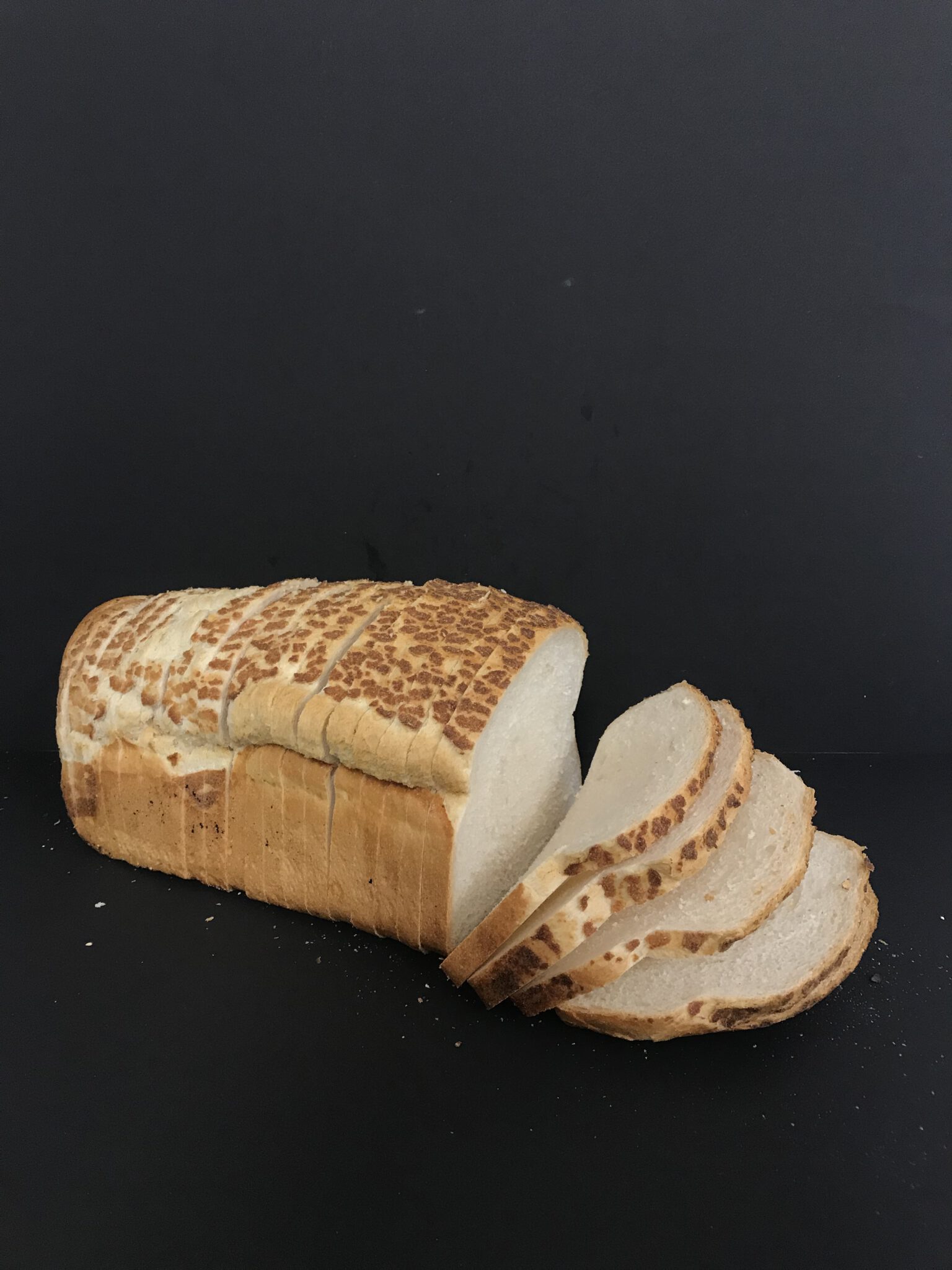 Tijgerbrood (heel wit vloerbrood gedecoreerd met tijgerpap) – Bakker Mulder